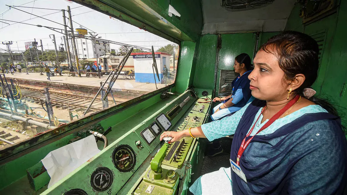 Requesting washroom breaks on walkie-talkies 'embarrassing, unsafe': Women train drivers